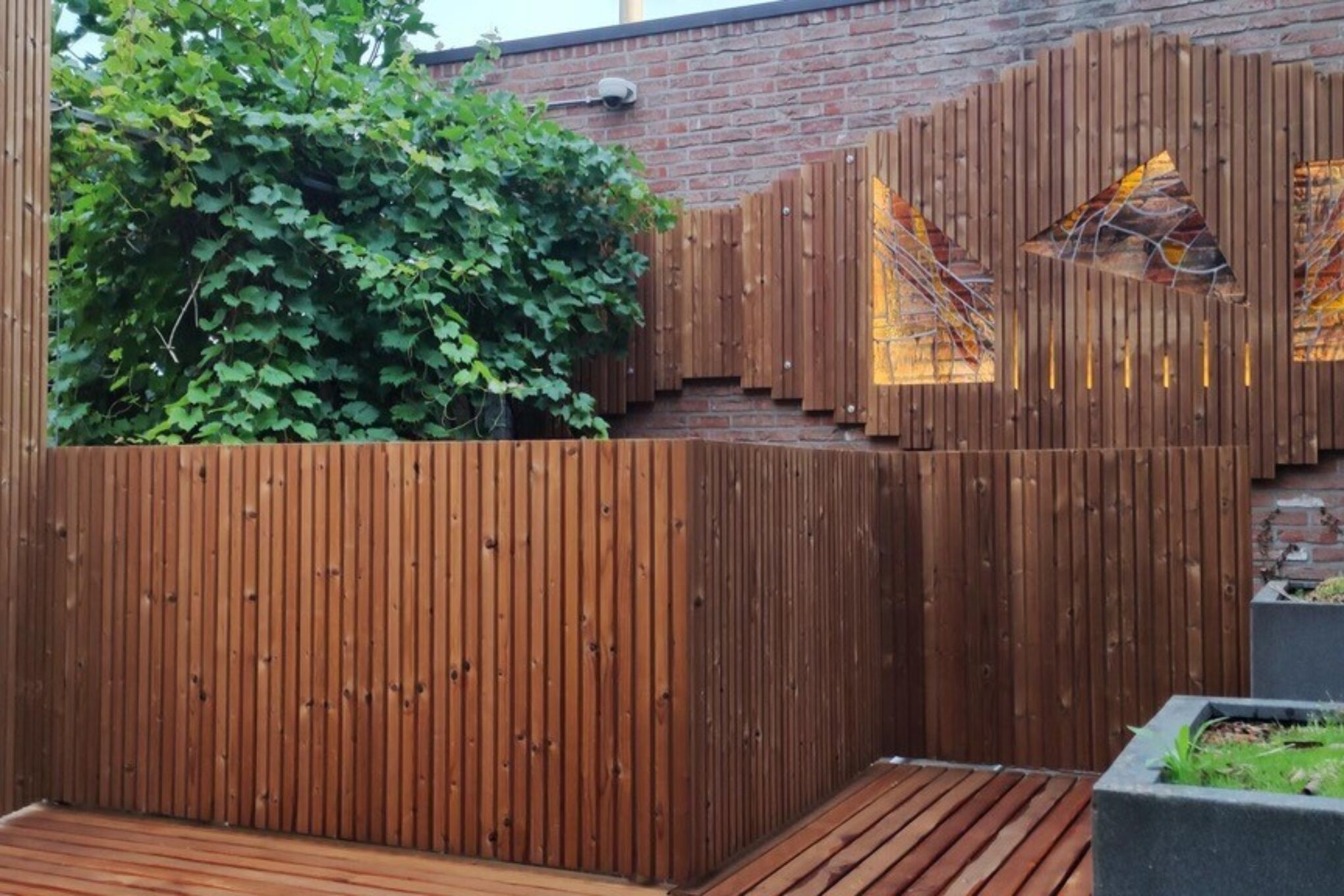 Charmant jardin de ville avec Thermowood® Triple et… | Van Steenberge